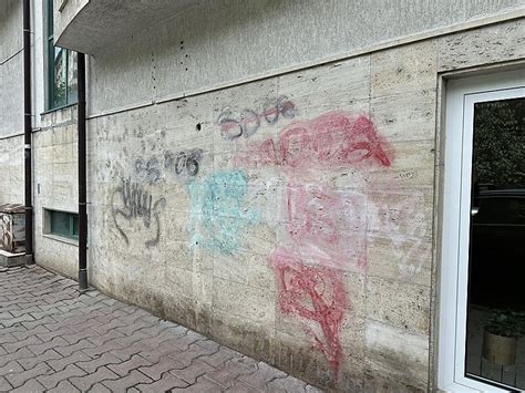 Почистване на каменна фасадна облицовка от графити Offroad