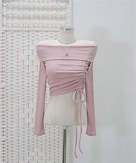 여리핏몸매보정발레코어룩하이틴룩유니크잘록허리데이트룩파티룩연말룩아이돌룩 론스 슬림핏 기모 오프숄더 블라우스 리본 언발 옆 셔링 크롭 긴팔티셔츠 에이블리