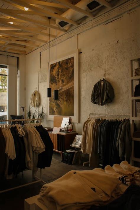 가구 가정 다운 걸려있는 옷 걸려있는 재킷 도시의 두번째 손 드레이프 의류 디스플레이 디자인 목재 가구 목재 천장 미니멀리스트 부티크 빈티지 상점