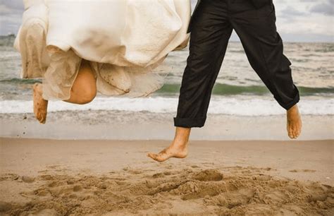 “刚结婚，就因彩礼分居，想给娘家父母6万，我做错了吗？” 搜狐大视野 搜狐新闻