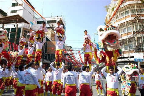 신 중국 사자 댄스 중국 새 해 축 하 하는 동안 숭배 제단 테이블에서 의식 하 고 거리에 대한 스톡 사진 및 기타 이미지 거리 공휴일 관광 Istock