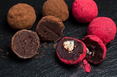 테마 달콤한 디저트 케이크 수 제입니다 매크로 근접 디저트 달콤한 사탕 라운드 검은 배경에 검은 초콜릿 코코아 라즈베리 Puer의 공 트 러 플 세트 0명에 대한 스톡 사진