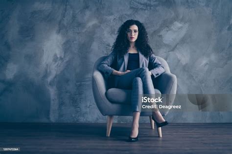 그녀의 초상화 그녀 보기 매력적인 고급 스러운 세련 된 콘텐츠 심각한 물결 모양 의여자 Hr 이사 재무 앉아 의자 대기 회의