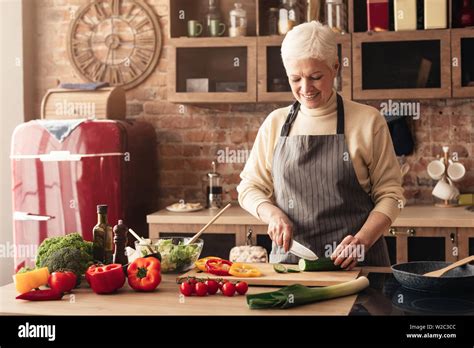 Бабушка На Кухне 65 фото