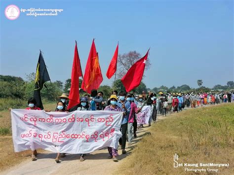 Dvb မုံရွာအမြင့်လမ်း ဒေသခံများ ပြည်ထောင်စုကို ကိုယ်စားမပြုသည့် မြန်မာနိုင်ငံအလံကိုမီးရှို့ဆန္ဒပြ