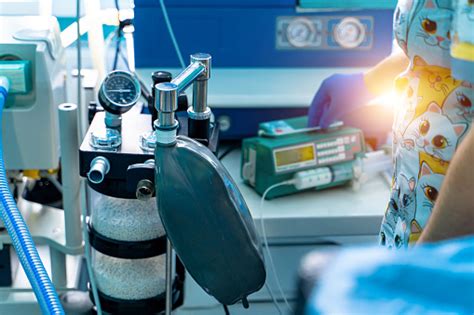 중환자실의 인공 폐 환기 모니터 장비에 대한 스톡 사진 및 기타 이미지 장비 호흡계통 0명 Istock