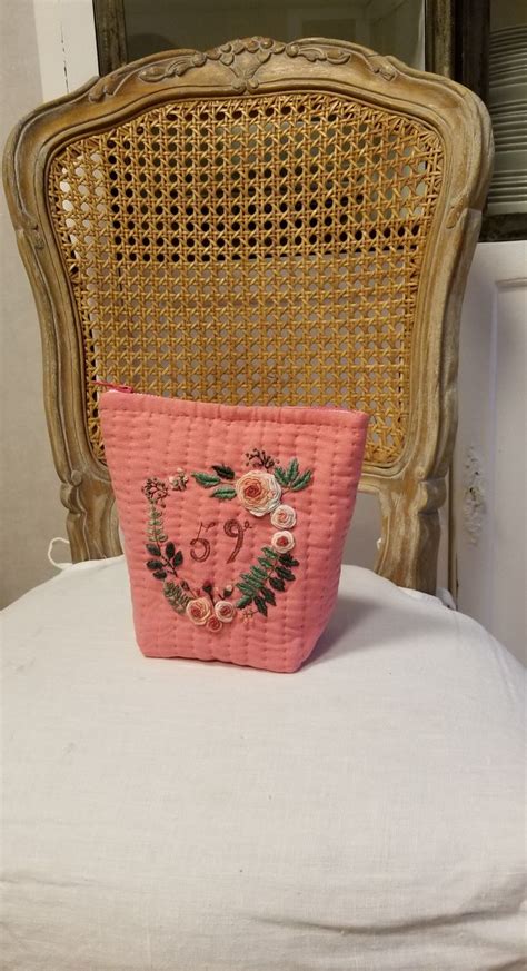 올봄 가방속이 너무 정신없어서 화장품가방을 하나 만들었다 한땀한땀 정성껏 만들어서 인지 왠지 애정이 간다