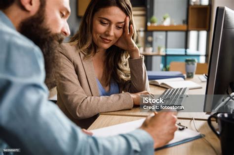 두 명의 동료가 브레인 스토밍을하고 작업중인 프로젝트에 대한 아이디어를 작성합니다 25 29세에 대한 스톡 사진 및 기타 이미지 25 29세 2명 30 34세