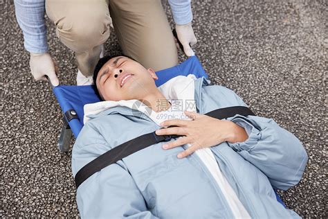 手抬担架救助病人的急救医护人员高清图片下载 正版图片502365216 摄图网