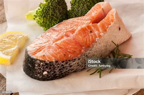 원시 연어입니다 허브와 레몬 흰색 배경에 고립 된 연어 빨간 생선 스테이크 고기에 대한 스톡 사진 및 기타 이미지 고기 구이 굽기 Istock