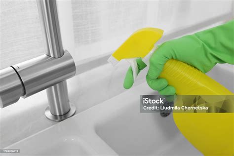 부엌에서 수도꼭지 근처에 스프레이 병을 가진 여자 근접 촬영 Health에 대한 스톡 사진 및 기타 이미지 Health 가사 집안일 가정 생활 Istock