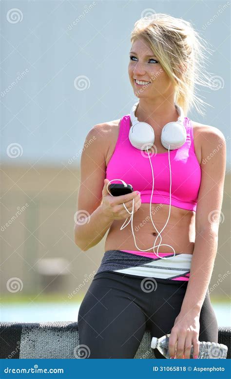 Erstaunliche Blondine Eignungsmodell Stockfoto Bild Von Rosa B Stenhalter