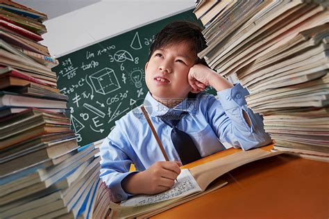 面对作业苦恼的小学生高清图片下载 正版图片507623063 摄图网 面对作业苦恼的小学生高清图片下载 正版图片507623063 摄图网