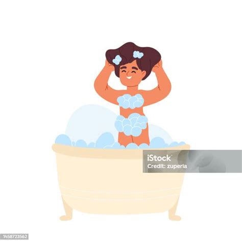 비누와 거품으로 목욕하는 어린 소녀 작은 아이는 욕실에서 물 청소 절차를 즐깁니다 가정 생활에 대한 스톡 벡터 아트 및 기타 이미지 가정 생활 가정의 방 개념