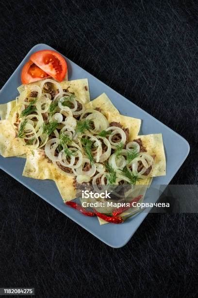 삶은 고기와 양파와 사각형 파스타 Beshbarmak는 국가 카자흐어 요리입니다 검은색 배경에서 0명에 대한 스톡 사진 및 기타