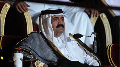 تفاعل على رفع أمير قطر الوالد والشيخة موزا علم السعودية في مدرجات