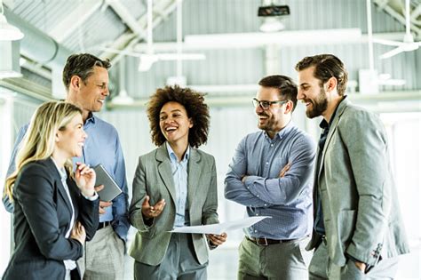 사무실에서 계획에 대해 이야기 하는 행복 한 비즈니스 동료의 팀 신규 사업에 대한 스톡 사진 및 기타 이미지 신규 사업 경영자 계획 Istock