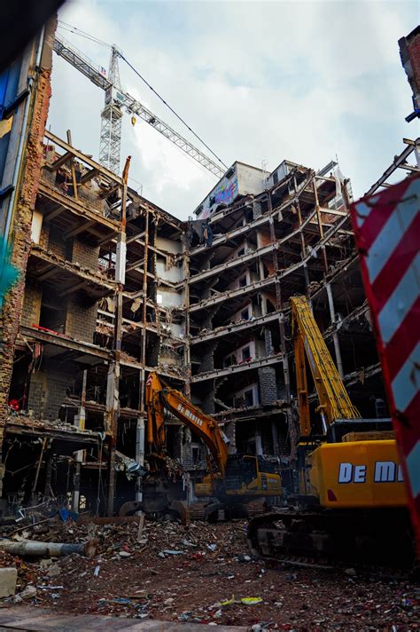 집 밖의 강철 건물 건물 파괴 건설 구역 건설 장비 건설 현장 건축 굴삭기 기계 기계 조작자 기중기 도시 도시 개발 도시 계획 도시 재개발