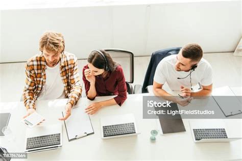 콜 센터에서 헤드셋과 동료에 여자 근처 계산기를 들고 브로커의 상단보기 3 명에 대한 스톡 사진 및 기타 이미지 3 명 거래자 고객 서비스 담당자 Istock