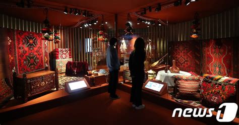 대초원에서 꽃피운 화려한 직물공예