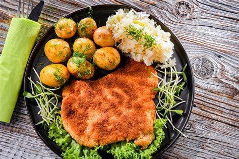 감자와 양배추로 빵 부스러기로 코팅 된 돼지 고기 커틀릿 감자 요리에 대한 스톡 사진 및 기타 이미지 감자 요리 감자튀김 건강한 식생활 Istock