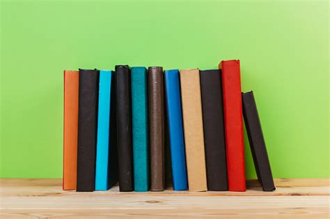 많은 하드 백 책 나무 테이블과 녹색 배경에 처리되지 않은 책의 간단한 구성 다시 학교에 공간을 복사합니다 교육 갈색에 대한 스톡 사진 및 기타 이미지 Istock