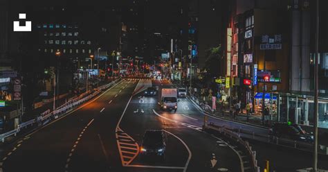 버스가 거리를 운전하는 밤에는 바쁜 도시 거리 사진 Unsplash의 무료 도시 이미지