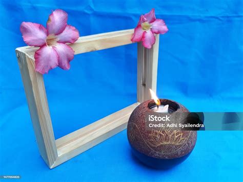 꽃 머리가 있는 그라데이션 파란색 배경의 나무 액자 사각형 상자 아데늄 사막 장미와 촛대 정물 개념이라고 불리는 아름다운 붉은 분홍색 열대 꽃 선택적 초점 0명에 대한 스톡