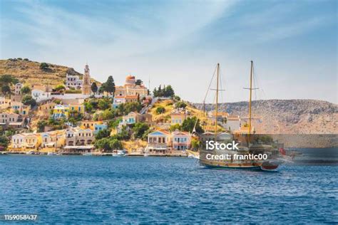 그리스 도데카네스 그리스의 시미 섬의 아름다운 생생한 바다 경관 인기 관광 명소 로도스 도데카네세 제도에 대한 스톡 사진 및 기타 이미지 로도스 도데카네세 제도 건물
