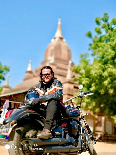 ချမ်းအေးလွန်းတဲ့ဆောင်းညလေးမှာချစ်သူလေးနဲ့အတူဝတ်စုံပြည့်ဝတ်ဆင်ပြီး ဆိုင