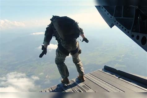 实拍美军特种兵高空跳伞训练：从“支奴干”机舱中一跃而出