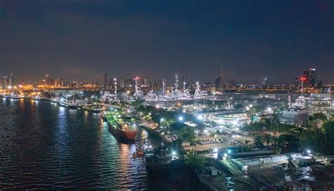 밤에 방나 지구에서 산업 공학 개념에서 석유 화학 정유 공장과 바다의 공중 보기 방콕 시 태국 석유 및 가스 탱크 는 산업의 파이프 라인 현대 금속 공장 0명에 대한 스톡