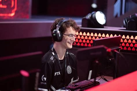 Best Controller Players In Apex Legends 2023 Gameriv