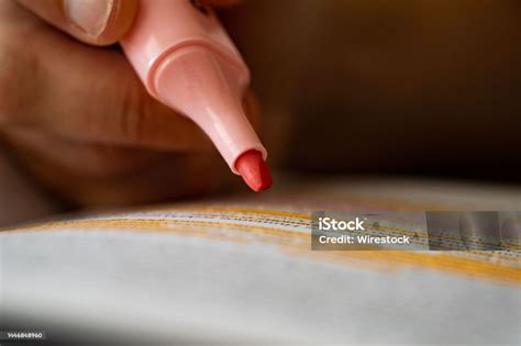 배경이 흐릿한 분홍색 형광펜으로 메모를 하는 클로즈업 샷 공부에 대한 스톡 사진 및 기타 이미지 공부 교실 교육 Istock