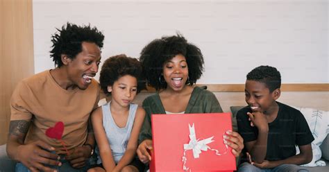 아버지와 아이들의 초상화는 어머니의 날에 어머니를 축하하고 집에서 선물을줍니다 어머니의 날 축 하 개념입니다 사진 Unsplash의 공생 이미지