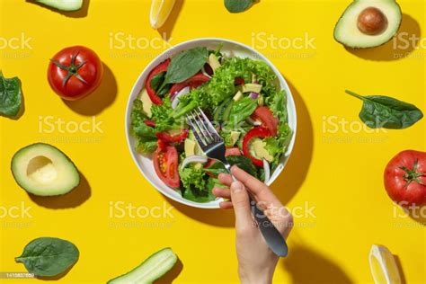 노란색 배경에 흰색 접시에 아보카도를 곁들인 야채 샐러드 요리 다이어트 샐러드에 대한 스톡 사진 및 기타 이미지 샐러드 비거니즘 절대 채식주의자 Istock