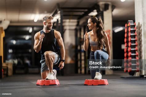 체육관에서 스테퍼에서 런지 운동을하는 행복한 근육질의 체육관 커플 체육관에 대한 스톡 사진 및 기타 이미지 체육관 헬스