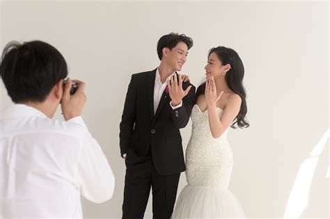 결혼식 사랑 낭만적 인 결혼 제안 개념에서 신부와 신랑의 사진을 찍는 사진 작가 2명에 대한 스톡 사진 및 기타 이미지 2명 Bridal Show 결혼 의식 Istock