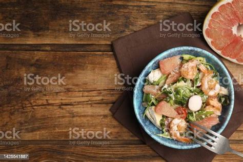 나무 테이블에 새우와 함께 맛있는 포멜로 샐러드 평평하게 누워 있습니다 텍스트를 위한 공간 0명에 대한 스톡 사진 및 기타 이미지 Istock