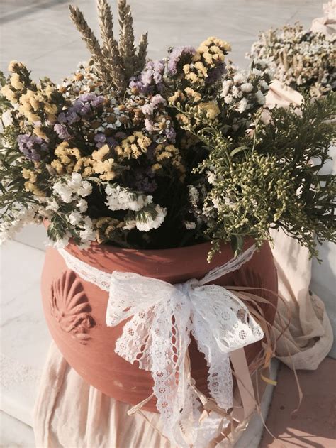 Στολισμος γαμου με αγριολουλουδα δαντελα And πιθαρια