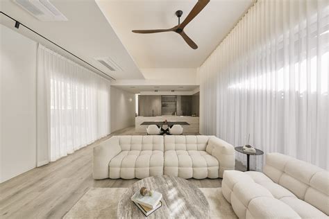 디자인쉐어 좁았던 공용부 ️ 확 넓어진 거실 🌟 현관부터 집안 곳곳에는 아름다운 곡선으로 우아한 분위기를 가진 감각적인 공간이 연출되었습니다 모던한 분위기에 곡선의