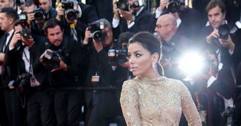 에바 롱고리아 볼륨 넘치는 몸매로 레드카펫 장악