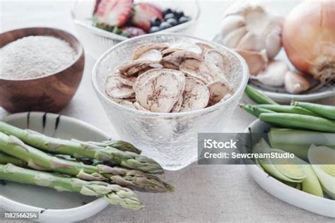 다양한 프리바이오틱 식품 생 녹색 바나나 아스파라거스 양파 마늘 부추 베리 및 녹색 콩이 장 건강을 위해 0명에 대한 스톡 사진 및 기타 이미지 Istock