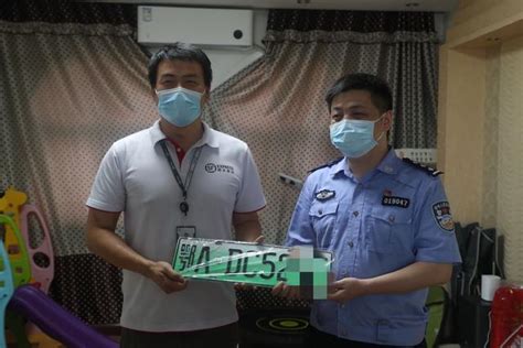 戰疫期間志願者汪勇駕車義務送醫護人員千餘人次湖北省檔案館宣佈收藏該車車牌 每日頭條