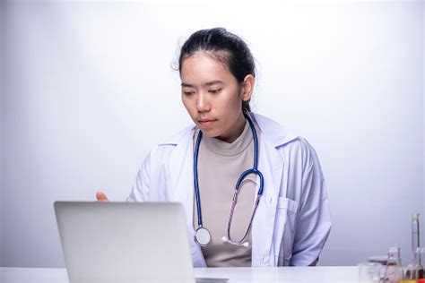 보육 실험실 식물학 연구소 과학자 들은 유기 식물 과학 연구 프로젝트에 생물 학적 테스트를 하 고 있는 바이오 식물 묘 목의