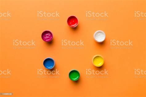 색깔의 배경에 다른 색상의 구아슈항아리 취미 회화 빈 공간이 있는 상단 뷰입니다 창의성을 위한 직장 가정 교육 컨셉 드로잉 분홍에 대한 스톡 사진 및 기타 이미지 Istock