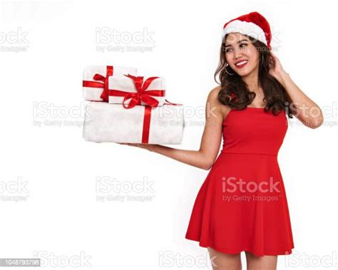 빨간색으로 밝은 젊은 여자 산타 흰색 배경에 고립 된 크리스마스 선물 상자를 들고 드레스 겨울에 대한 스톡 사진 및 기타 이미지 겨울 귀여운 놀라움 Istock
