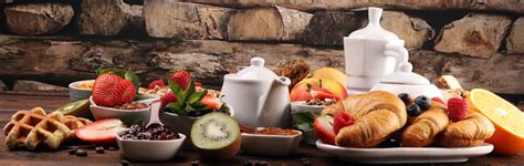 조식은 커피 오렌지 주스 크루아상 시리얼 과일 등으로 제공됩니다 균형 잡힌 식단 그라놀라와 과일로 된 유럽식 조식 0명에 대한