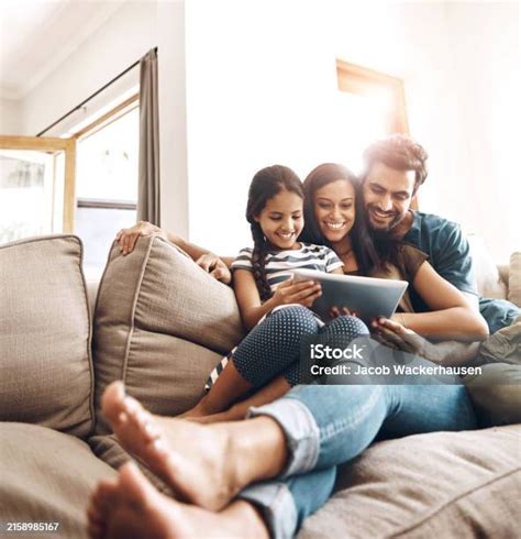 소파 태블릿 집에서 사랑 미소 가족 행복 휴식 소셜 미디어 연결 부모 소파에 앉아 행복한 엄마와 아빠 여자 아이와 함께 기술 및 온라인 독서 가족에 대한 스톡 사진 및 기타