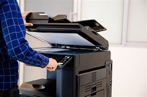 사업가는 사무실에서 인쇄 및 스캔 문서 용지에 복사기 또는 프린터를 사용하기위한 패널의 버튼을 누릅니다 가정용 장비에 대한 스톡 사진 및 기타 이미지 Istock